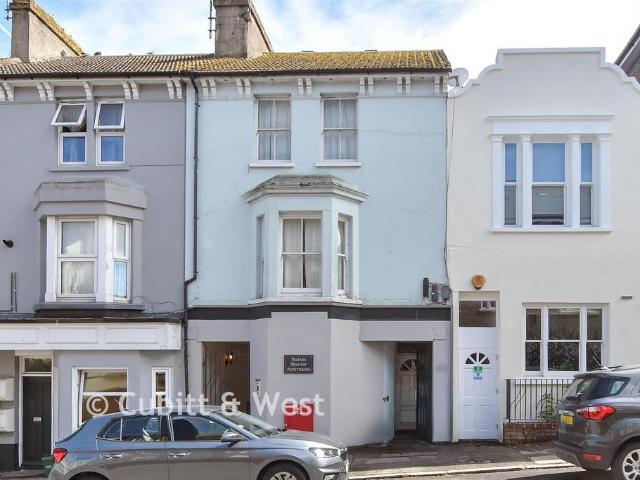 2 bedroom ground flat for sale