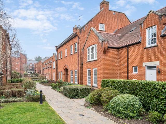 2 bedroom ground flat for sale