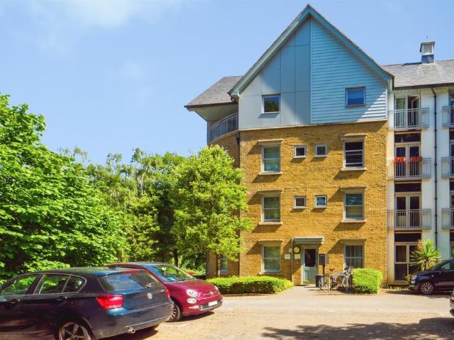 2 bedroom ground flat for sale