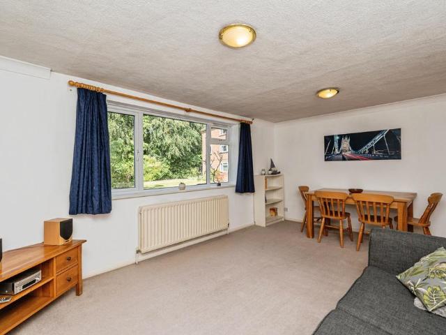 2 bedroom ground flat for sale