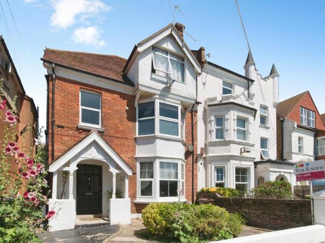 2 bedroom ground flat for sale