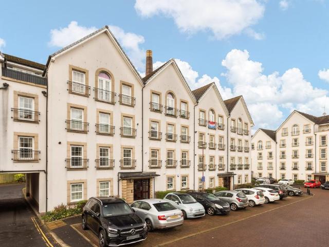 2 bedroom ground flat for sale