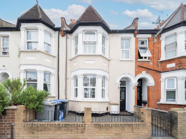 2 bedroom ground flat for sale