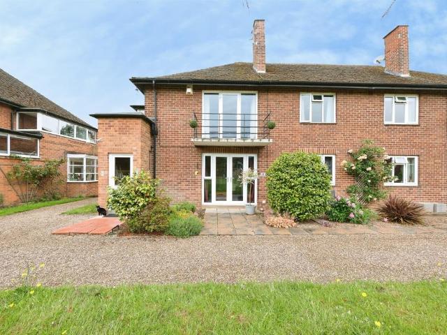 2 bedroom ground flat for sale