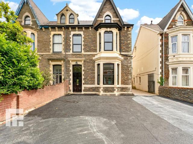 2 bedroom ground flat for sale