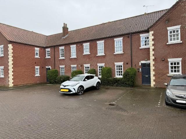 2 bedroom ground flat for sale