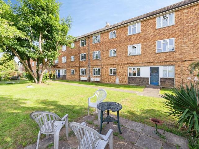 2 bedroom ground flat for sale