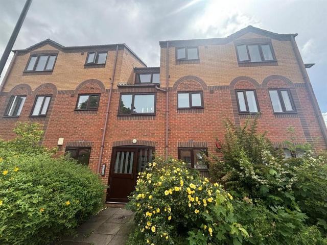 2 bedroom ground flat for sale