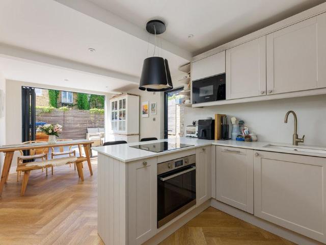 2 bedroom ground flat for sale