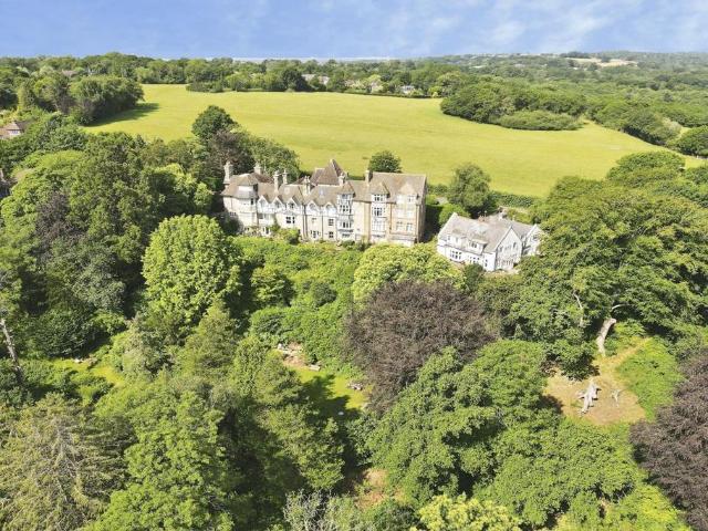 2 bedroom ground flat for sale