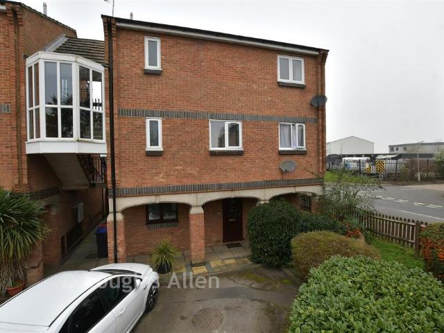 2 bedroom ground flat for sale