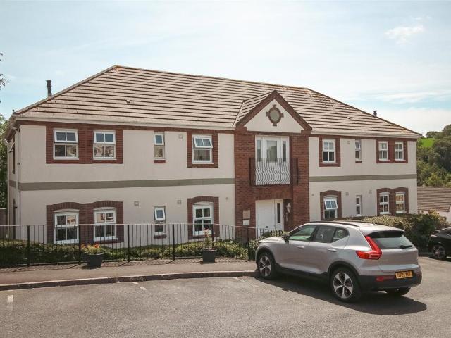 2 bedroom ground flat for sale