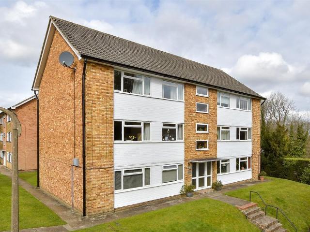 2 bedroom ground flat for sale