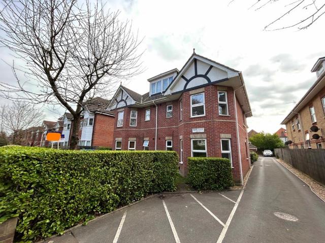 2 bedroom ground flat for sale