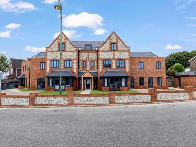 2 bedroom ground flat for sale