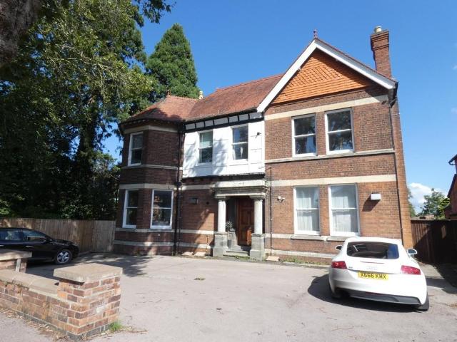2 bedroom ground flat to rent