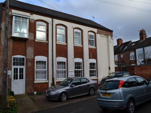 2 bedroom ground flat to rent