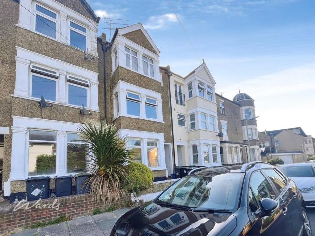 2 bedroom ground flat to rent