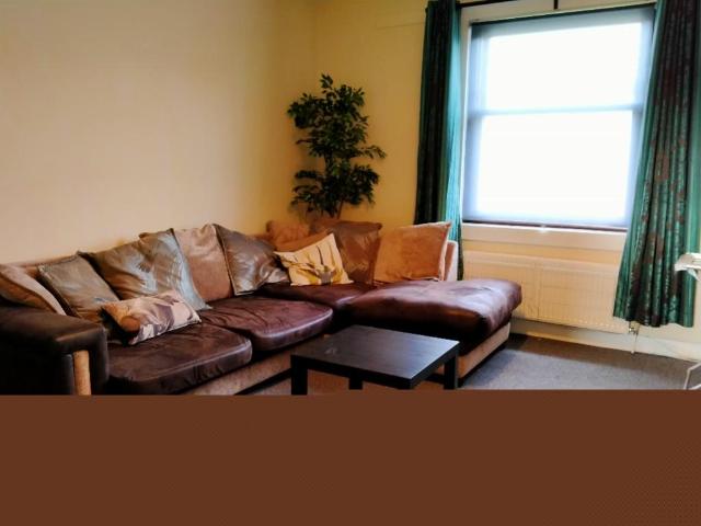 2 bedroom ground flat to rent