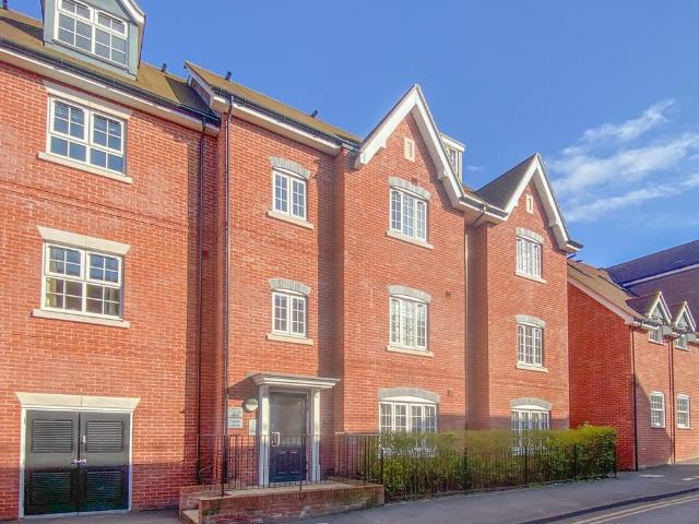 2 bedroom ground flat to rent