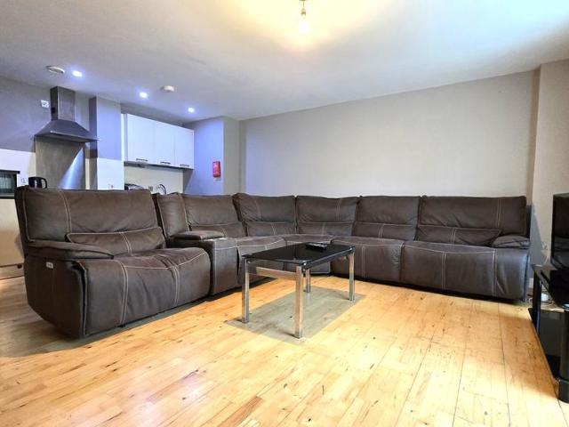 2 bedroom ground flat to rent
