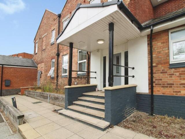 2 bedroom ground flat to rent