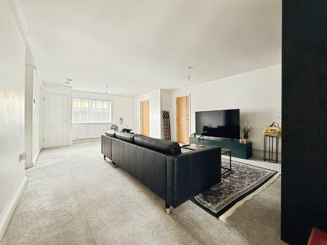 2 bedroom ground flat to rent
