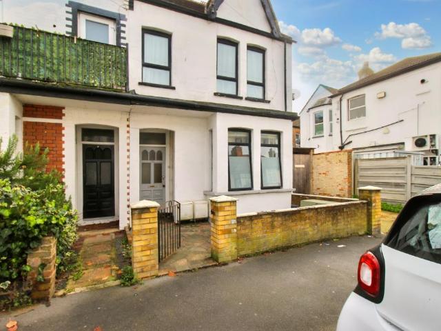 2 bedroom ground flat to rent