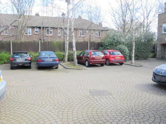 2 bedroom ground floor maisonette for rent in Cedar Terrace, Richmond, TW9