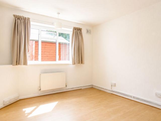 2 bedroom ground floor maisonette for rent in Bond Gardens, Wallington, SM6
