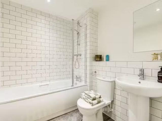 2 bedroom ground floor maisonette for rent in Deansgate Garden.