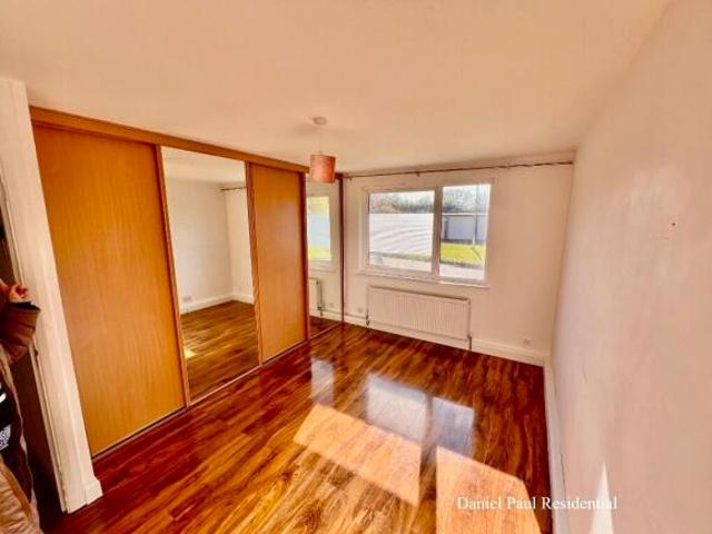 2 bedroom ground floor maisonette for rent in Kent Avenue, London, W13
