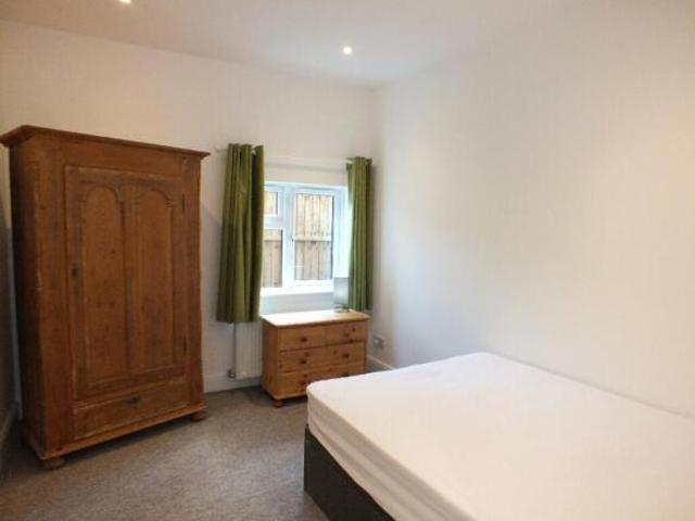 2 bedroom ground floor maisonette for rent in Merton Road, London, SW18