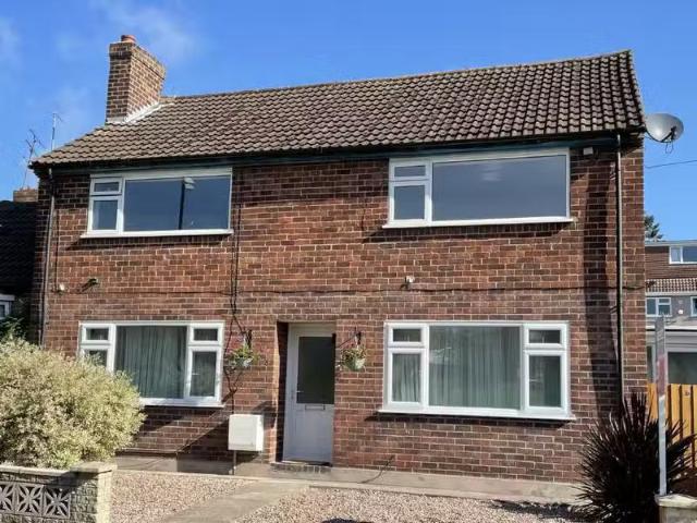 2 bedroom ground floor maisonette for rent in Risborough Close.