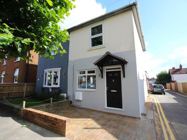 2 bedroom ground floor maisonette for rent in Worplesdon Road, Guildford, GU2