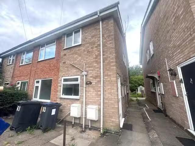 2 bedroom ground floor maisonette for rent in Vicarage Close.