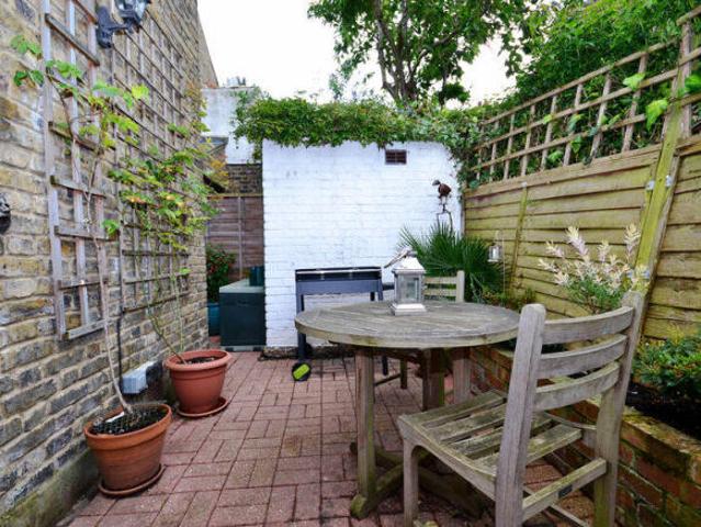 2 bedroom ground floor maisonette for sale in Hazelbourne Road, London, SW12