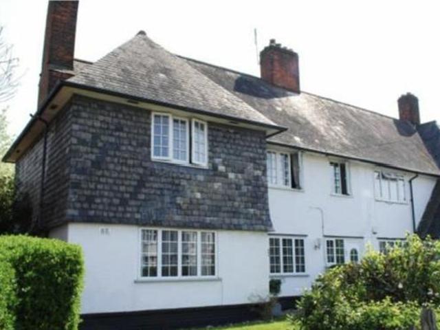 2 Bedroom Ground Floor Maisonette For Sale In London