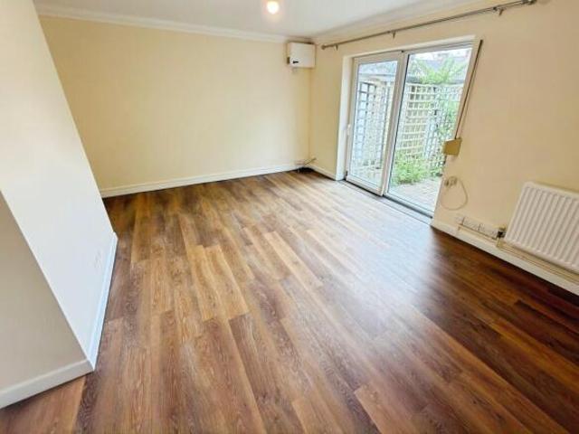 2 bedroom ground floor maisonette for sale in Montague Place, RG21