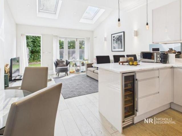 2 bedroom ground floor flat for rent in 18 Twyford Avenue, London, Greater London. W3