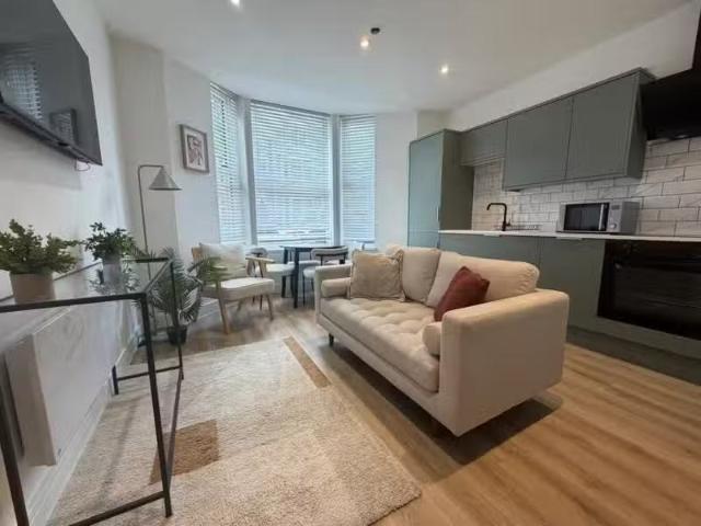2 bedroom ground floor flat for rent in Connaught Road, Roath.