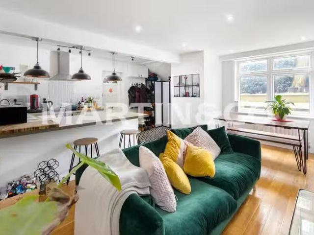 2 bedroom ground floor flat for rent in Cambridge Road, Wanste.