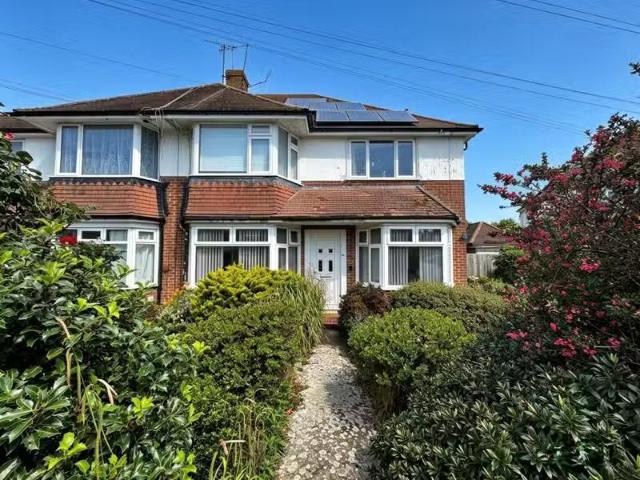2 bedroom ground floor flat for rent in Chesham Close, Goring.