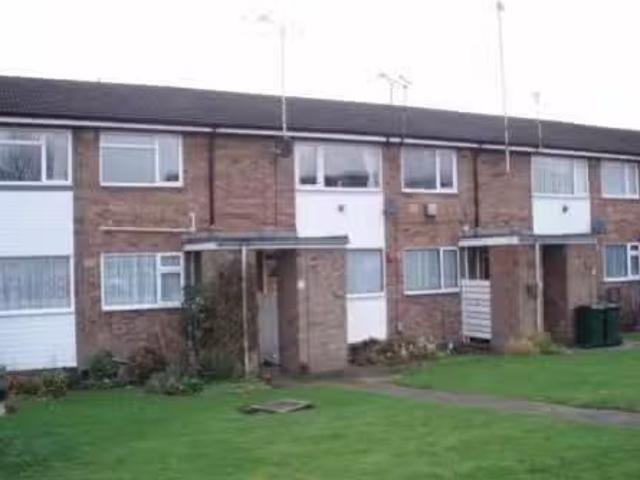 2 bedroom ground floor flat for rent in Crowmere Road, Walsgra.