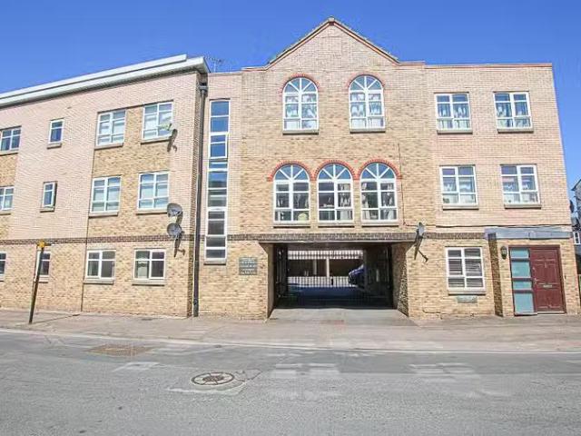 2 bedroom ground floor flat for rent in All Saints Road, Newma.