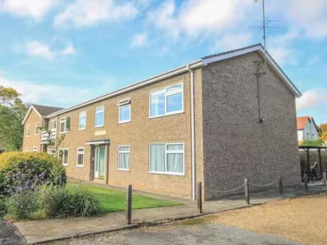 2 bedroom ground floor flat for rent in Australia Court, Cambr.