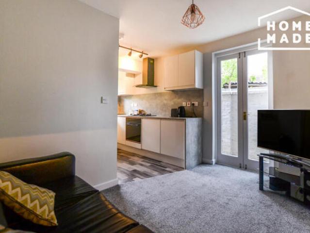 2 bedroom ground floor flat for rent in Aylesbury Road SE17