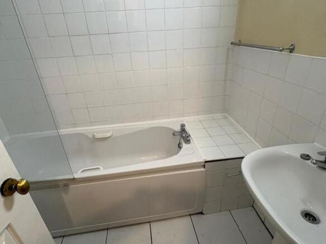 2 bedroom ground floor flat for rent in Bassett Avenue, Southampton, Hampshire, SO16