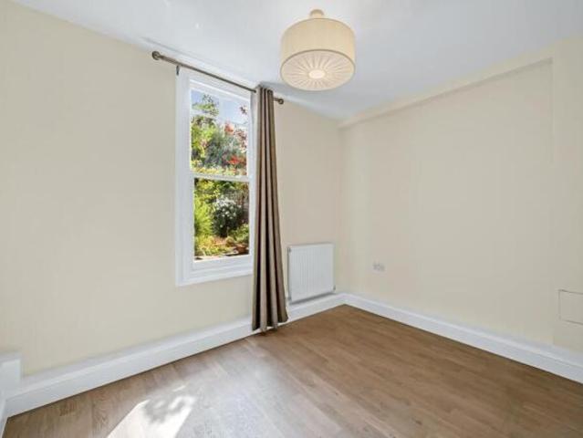 2 bedroom ground floor flat for rent in Beaumont Road, London, W4