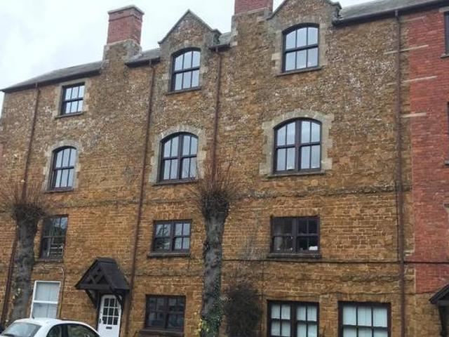 2 bedroom ground floor flat for rent in Bull Ring OX15